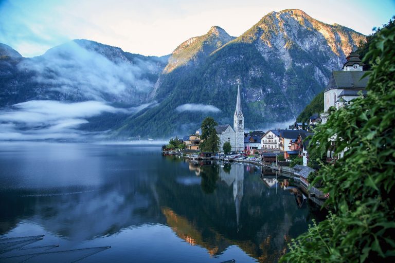 Hallstatt, il borgo alpino invaso dai turisti alla ricerca del regno di ...