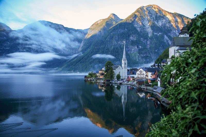 Hallstatt, il borgo alpino invaso dai turisti alla ricerca del regno di ...