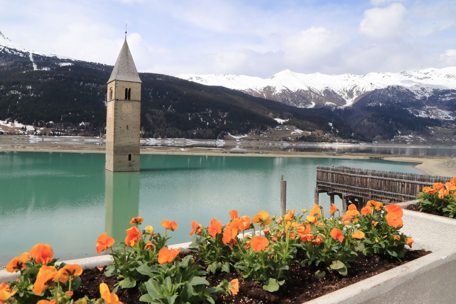 Lago di Resia, riaffiorano i resti della vecchia Curon - Montagna.TV