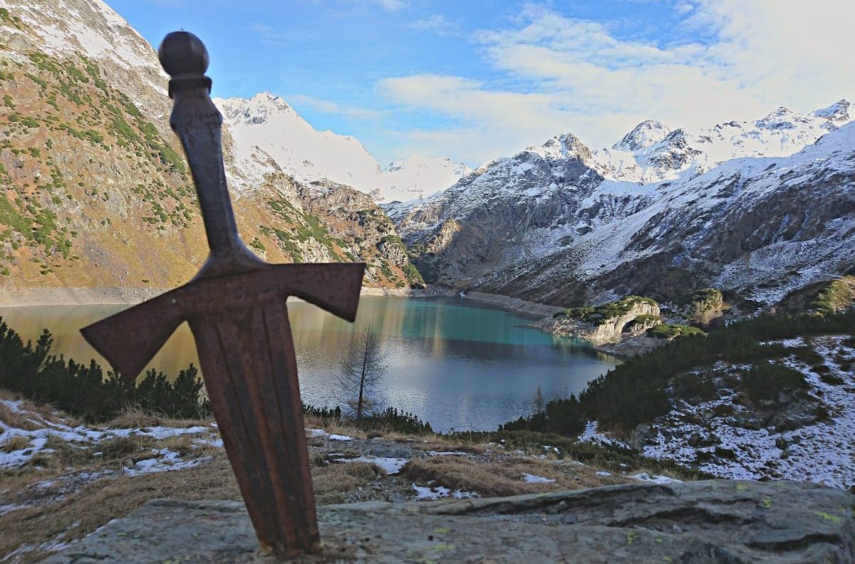 La Spada nella roccia: i cinque luoghi in Italia dove imitare Re Artù ...