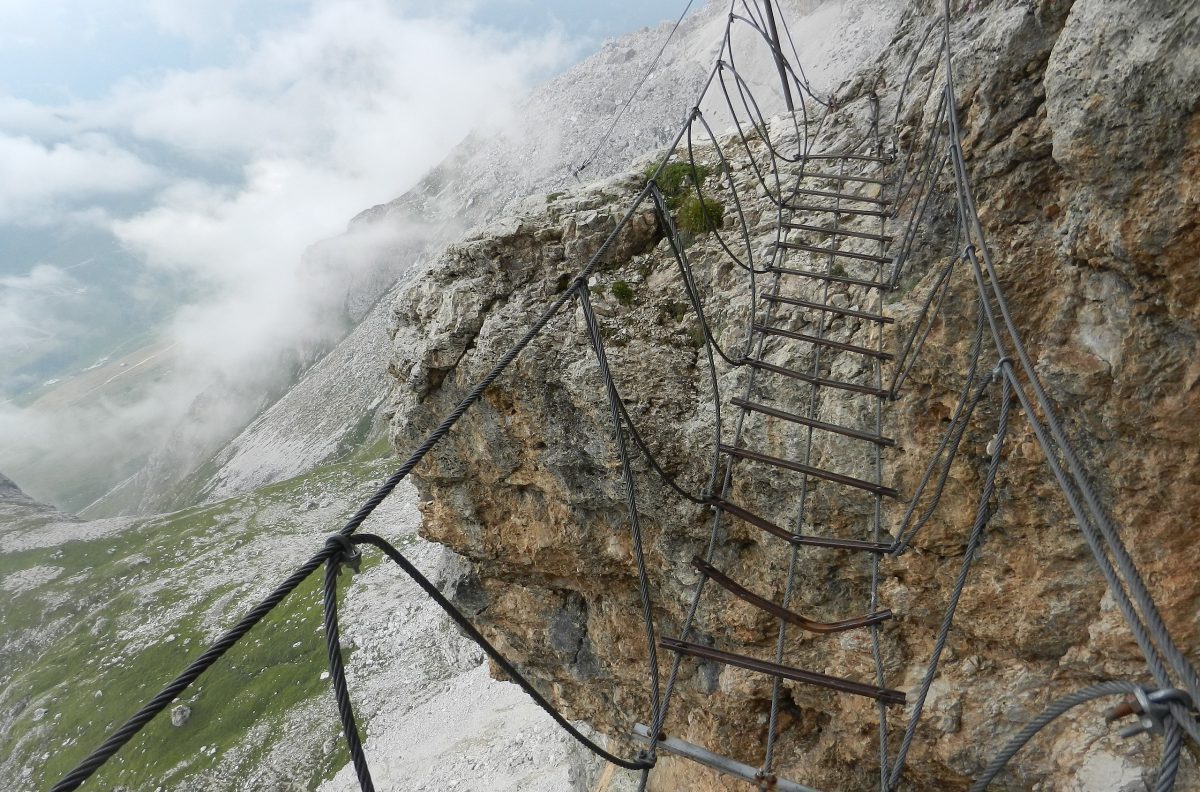 Piz Boè, imboccano la Ferrata Piazzetta senza attrezzatura e restano ...