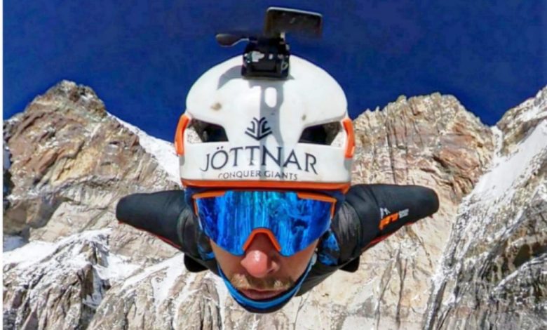 Tim Howell realizza il primo volo in tuta alare dall'Aconcagua ...