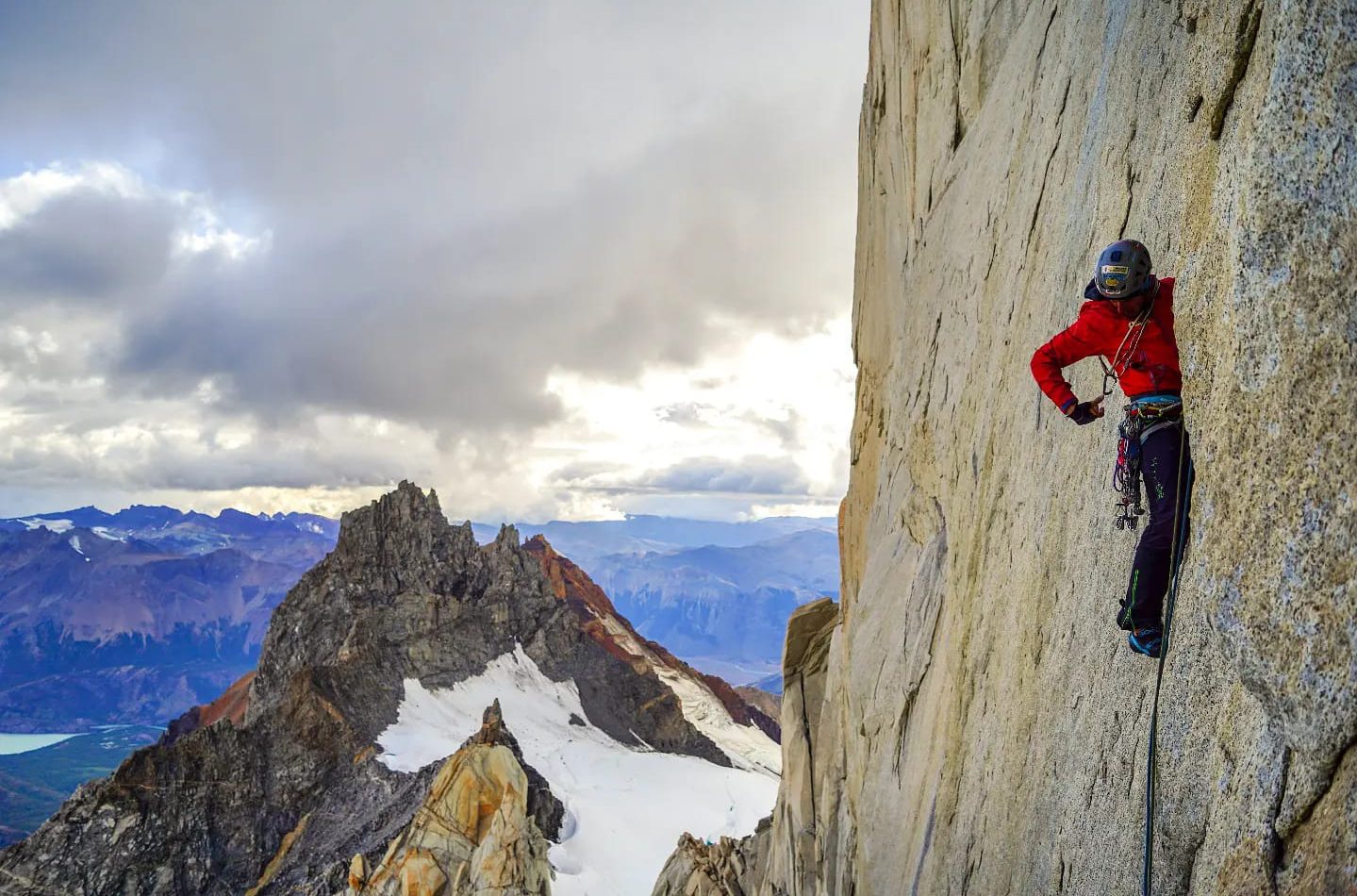 Matteo Della Bordella in azione sull'Aguja Guillaumet - Montagna.TV