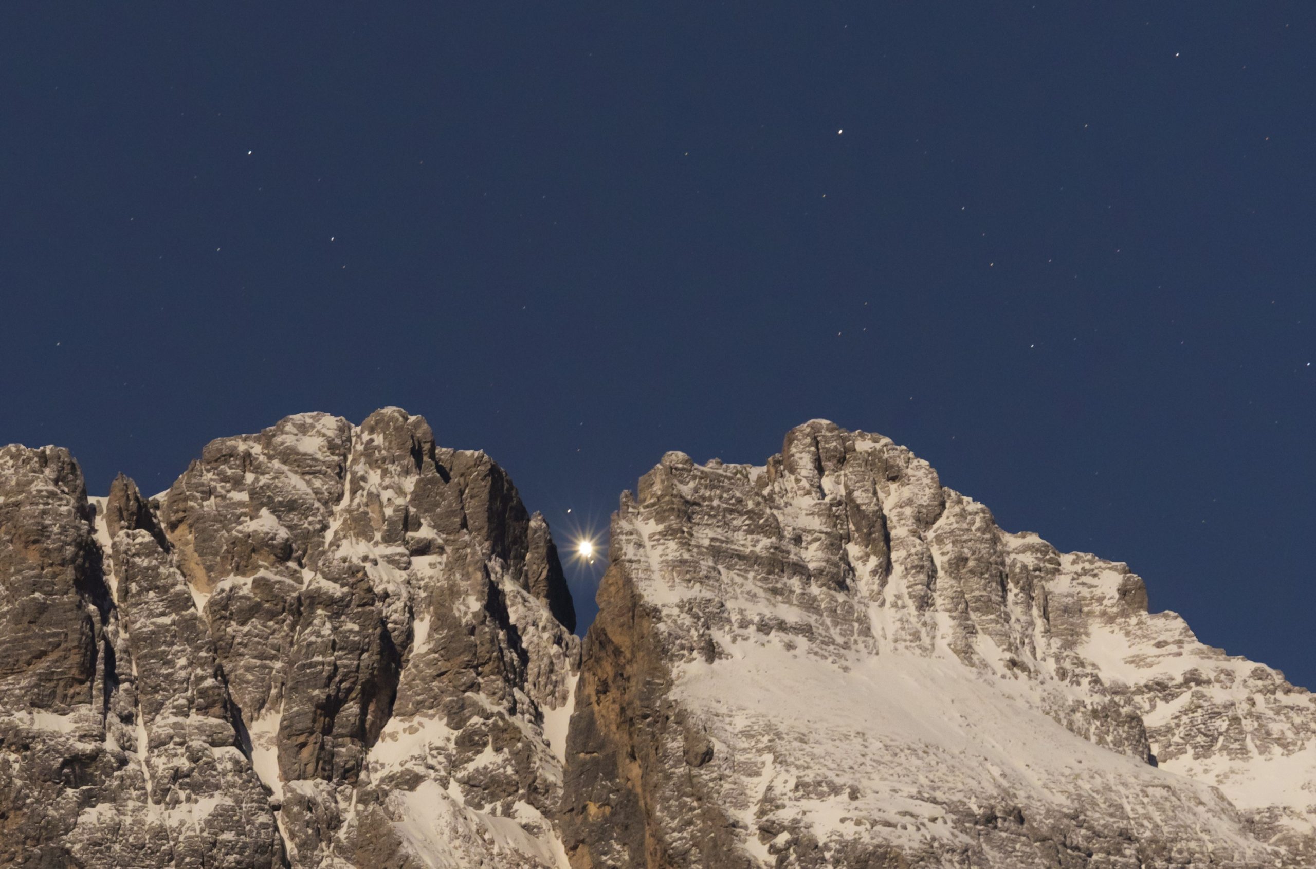 Il "bacio" tra Venere e Giove nel cielo delle Dolomiti, i magici scatti di Giorgia Hofer ...
