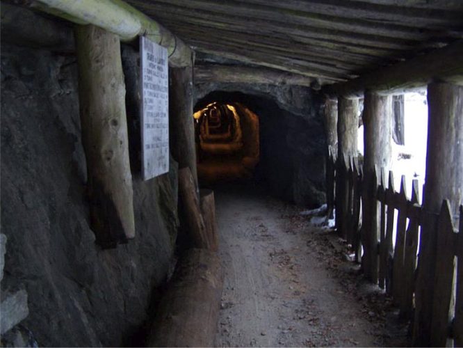 Miniere e minatori della valle dell’oro, ai piedi della Est del Monte ...