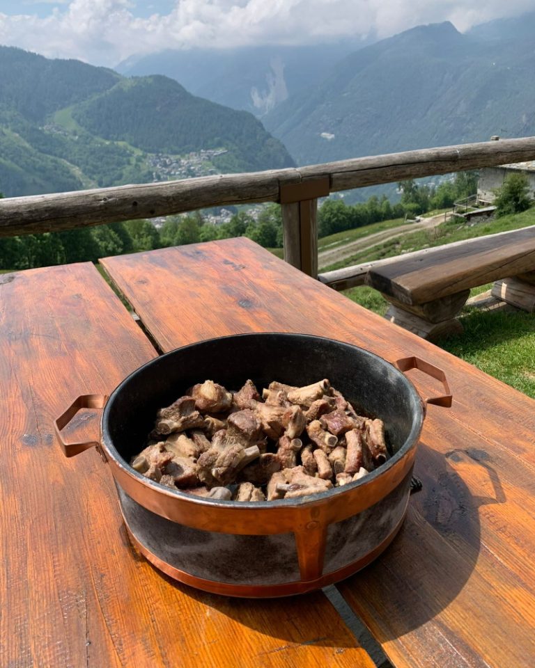 Torna la tradizione del lavéc, la pentola fatta con la pietra ollare ...