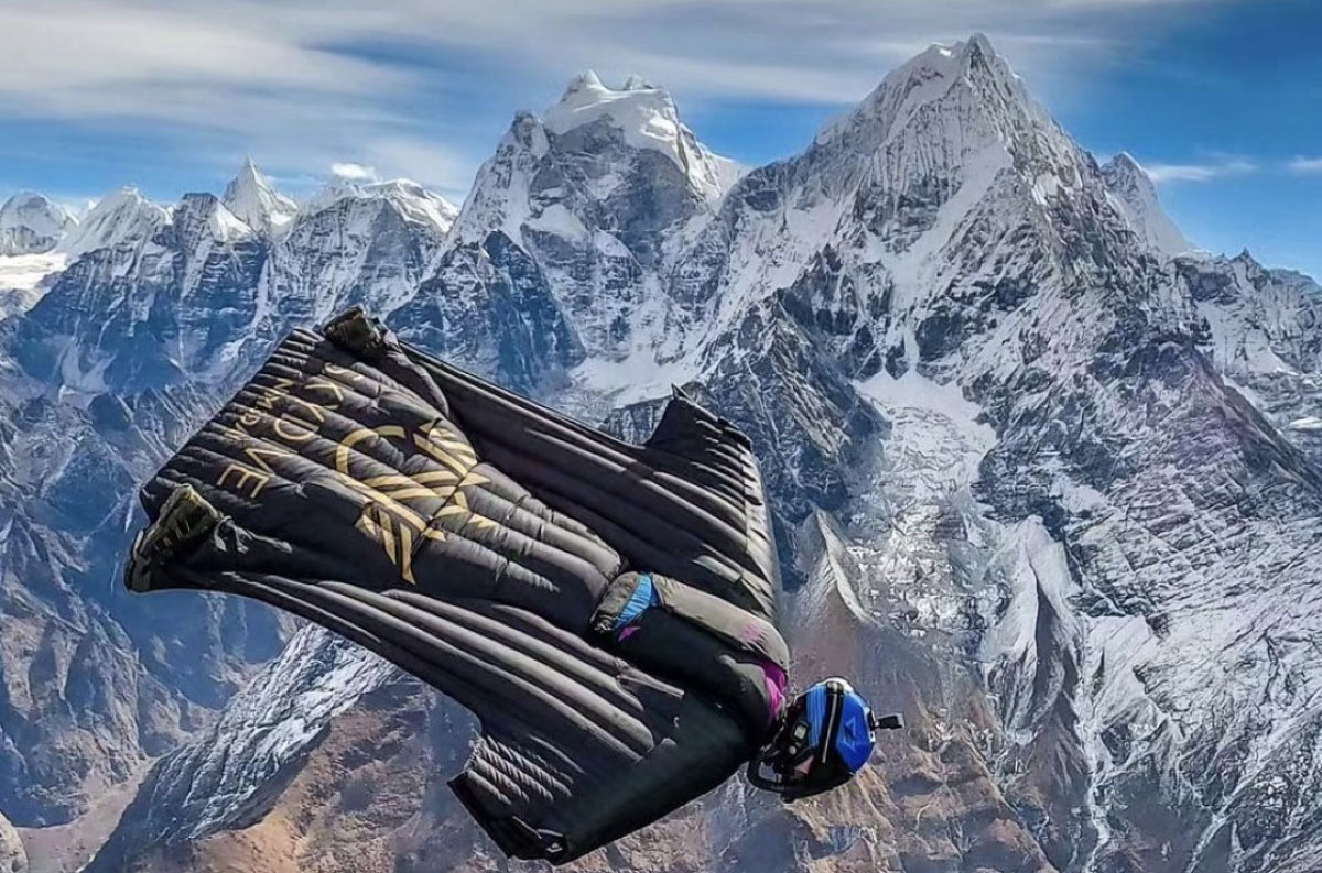 Con le tute alari a 7.000 metri, in una caduta sfrenata vista Everest ...