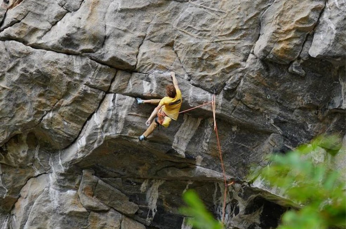 Alex Megos chiude Change, il 9b+ nella grotta di Hansherellen - Montagna.TV