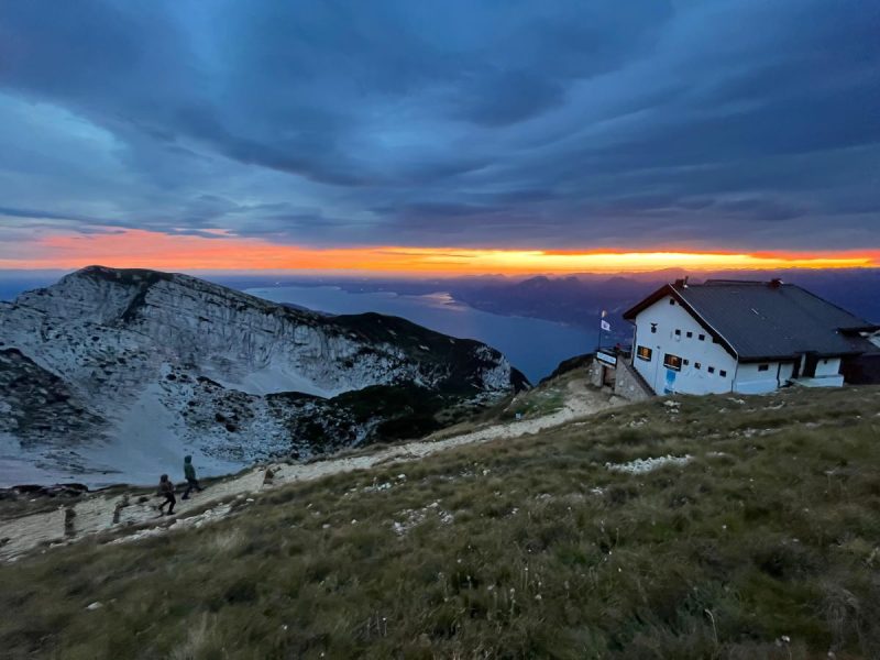 Il Rifugio Telegrafo, straordinario balcone sul Lago di Garda - Montagna.TV